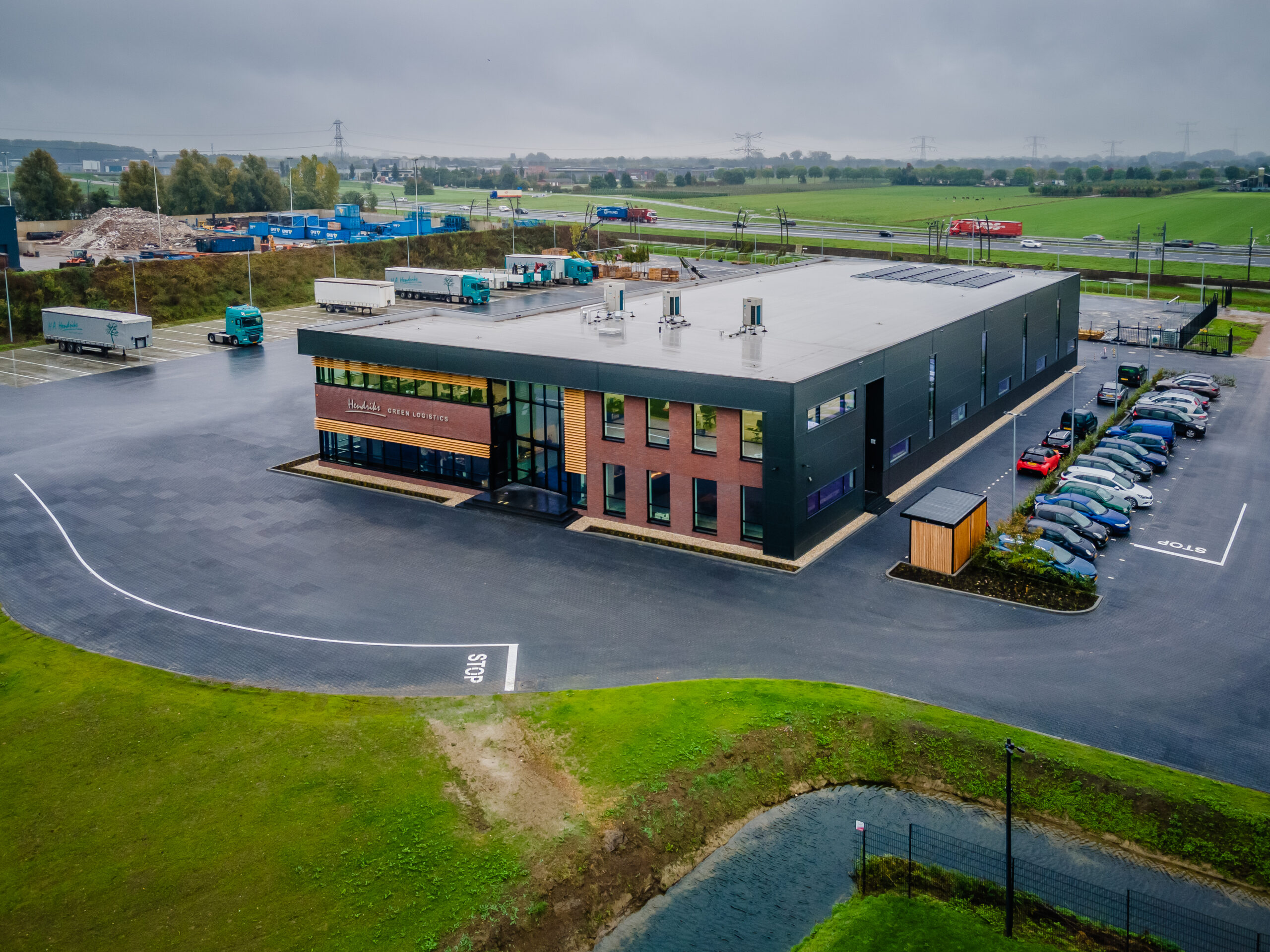 Nieuwbouw bedrijfspand Hendriks Transport te Opheusden - Burgland